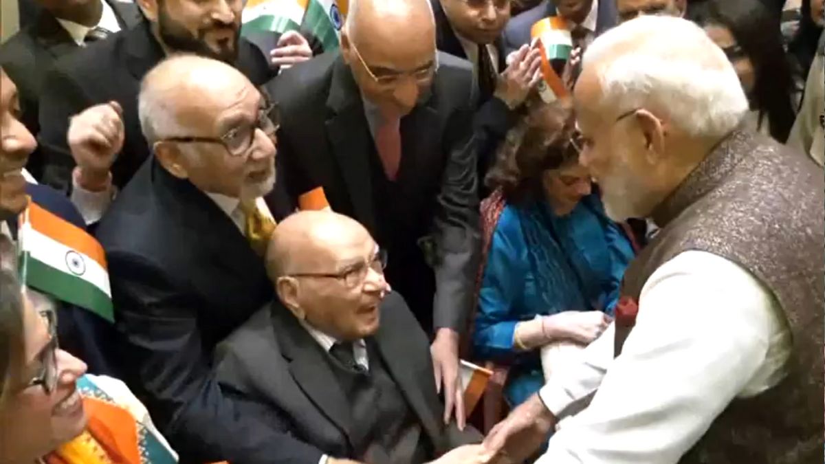PM Modi Gets Rousing Welcome In Kuwait, Meets 101-Year-Old Ex-Bureaucrat On His Granddaughter's ...