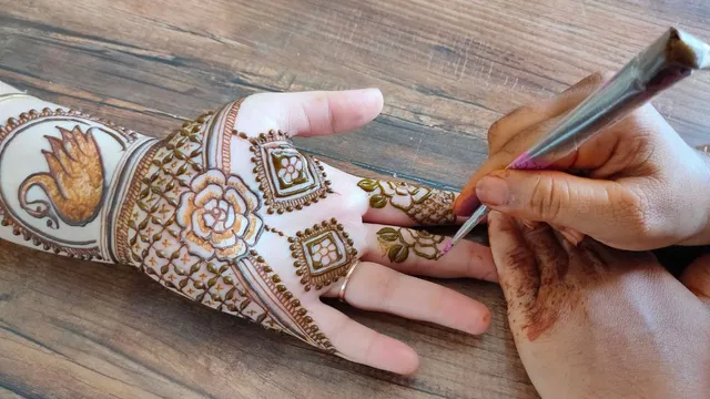 Indo Arabic Mehndi Design For Front Hand: Try These Beautiful Designs ...
