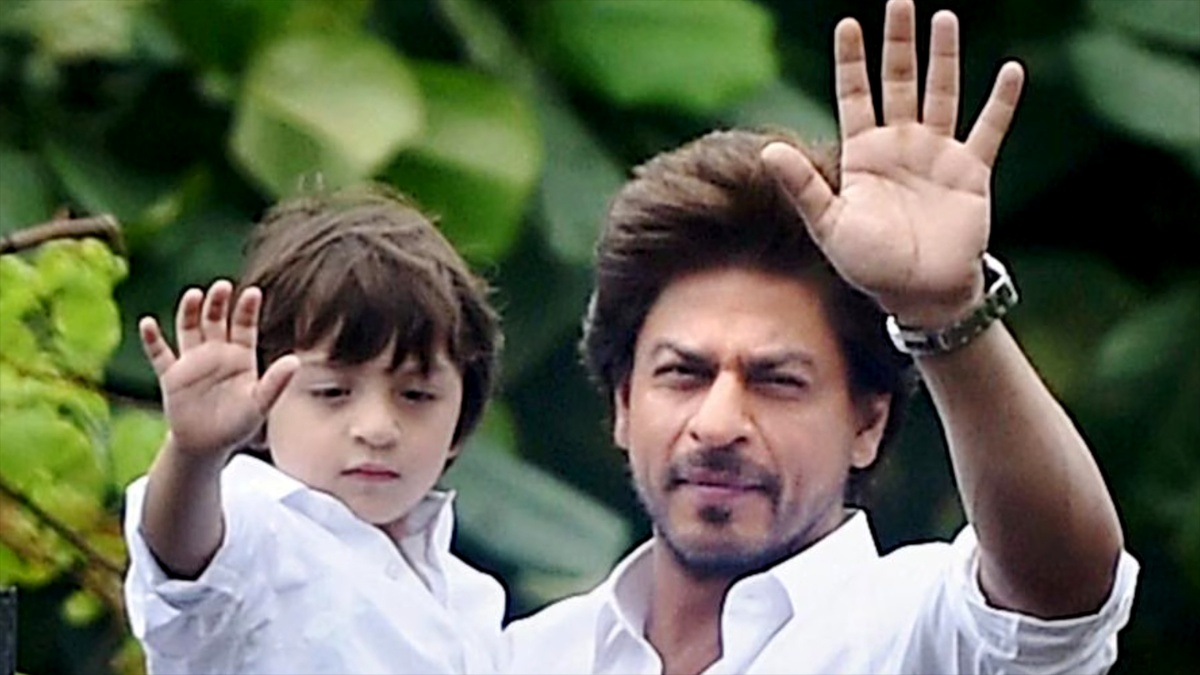Shah Rukh Khan's Phone Wallpaper Of Son AbRam Is All Things Cute, Fans Say 'SRK Is Like Every ...