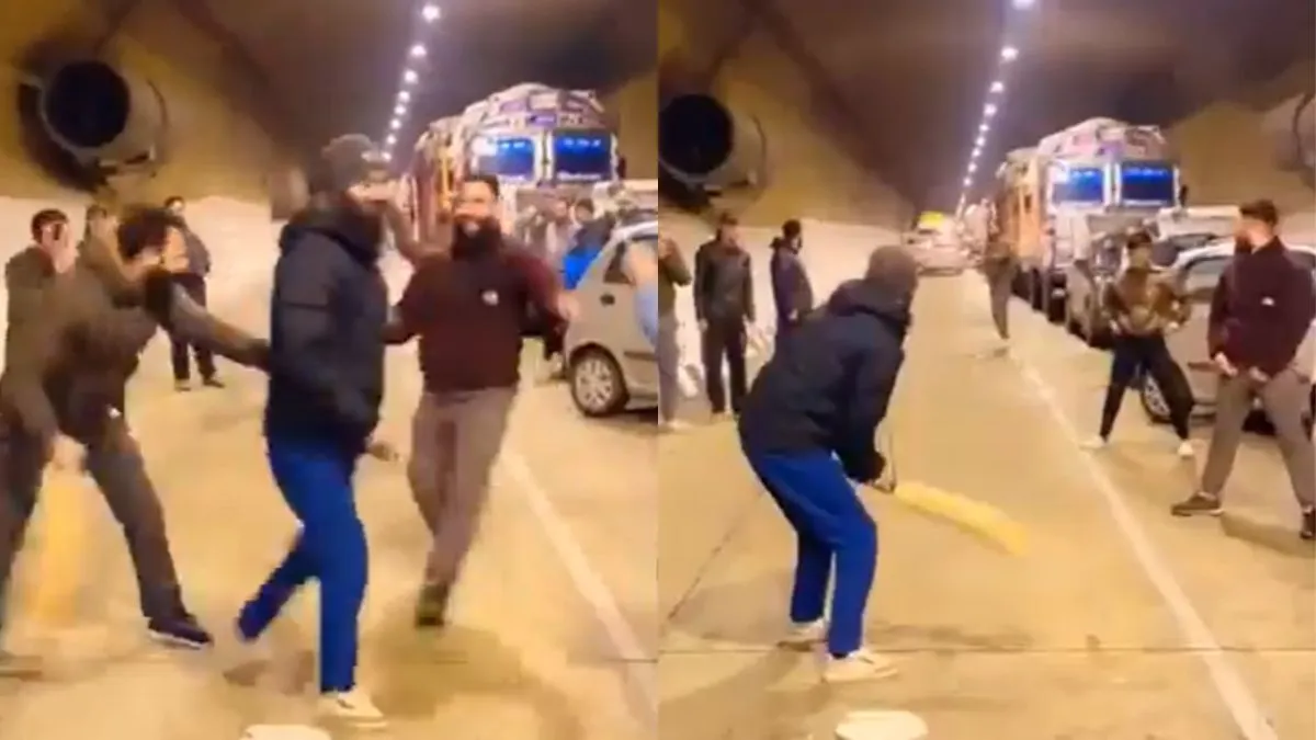 Kashmir Snowfall: Stranded Tourists Find Solace In Cricket As Snowfall Brings Valley To ...