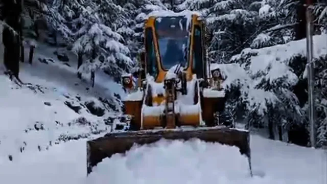 Uttarakhand Weather: Heavy Snowfall Leave Highways Blocked, Tourists ...