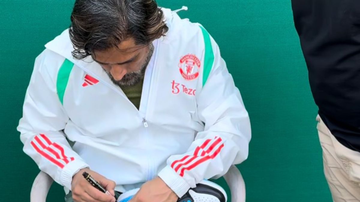 MS Dhoni Wins Hearts Once Again With Heartwarming Gesture, Gives ... MS Dhoni Wins Hearts Once Again With Heartwarming Gesture, Gives ...
