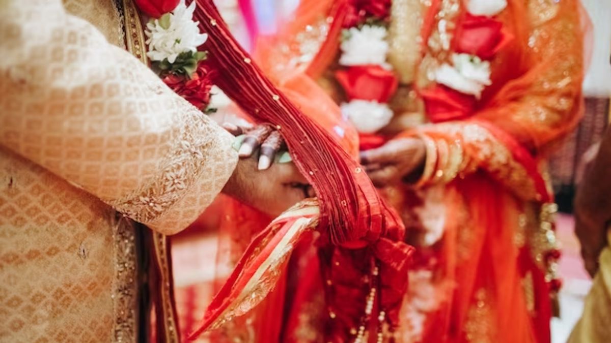 Seven Vows Of Hindu Wedding: Significance Of The 7 Pheras Taken By Hindu Groom And Bride