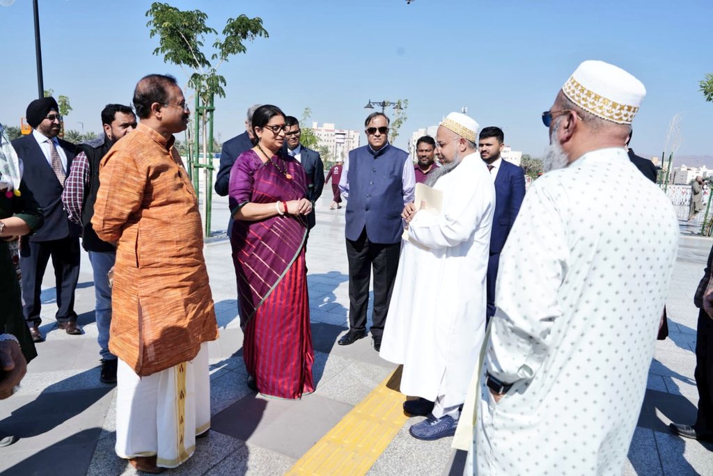 Smriti Irani Led First Non-Muslim Delegation To Madinah In 'Historic ...
