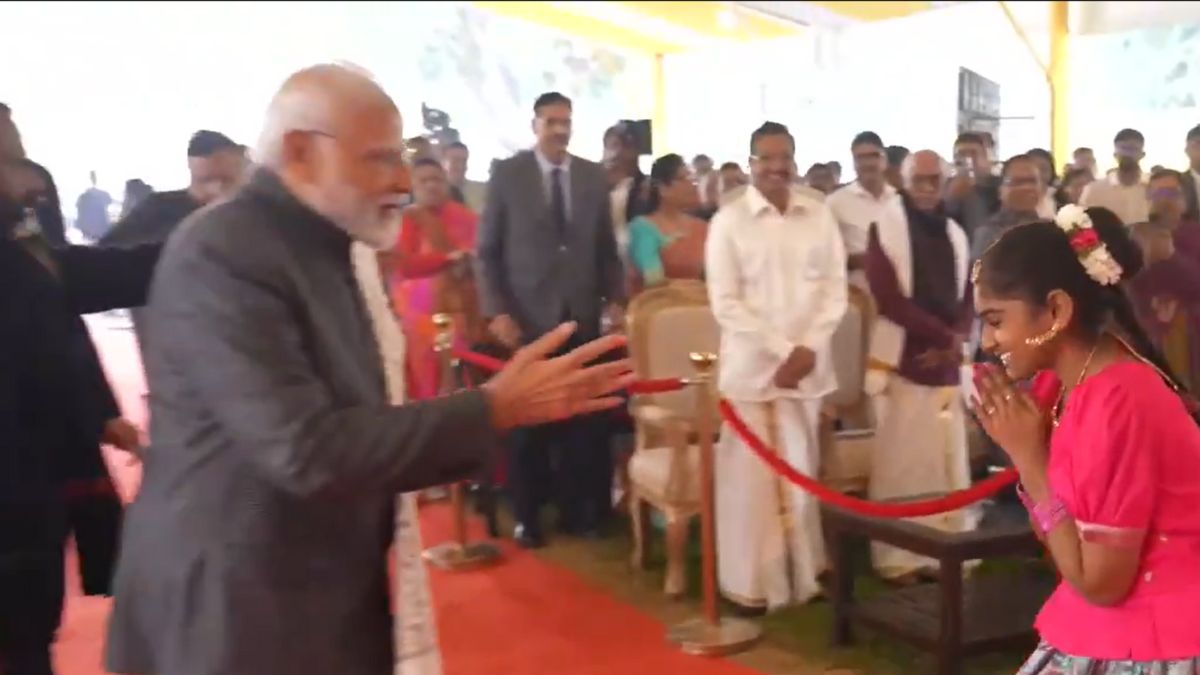 Mesmerised By Performance, PM Modi Gifts His Shawl To Young Singer At ...