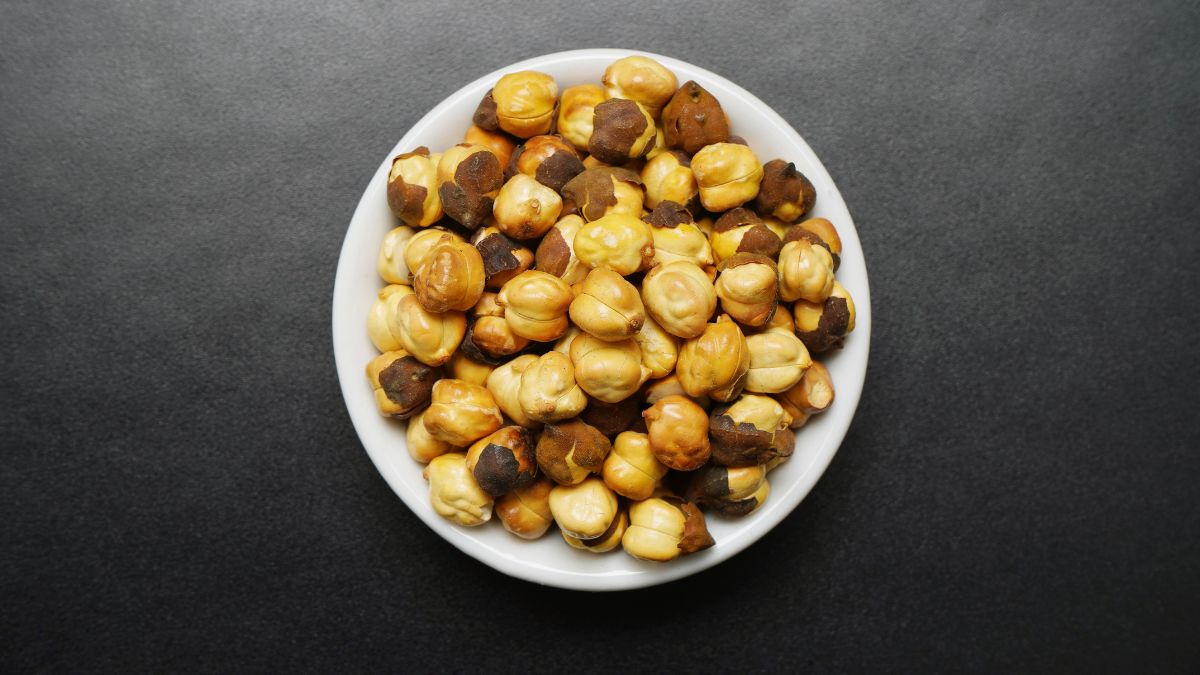 5 Health Benefits Of Eating Gur Chana Every Morning