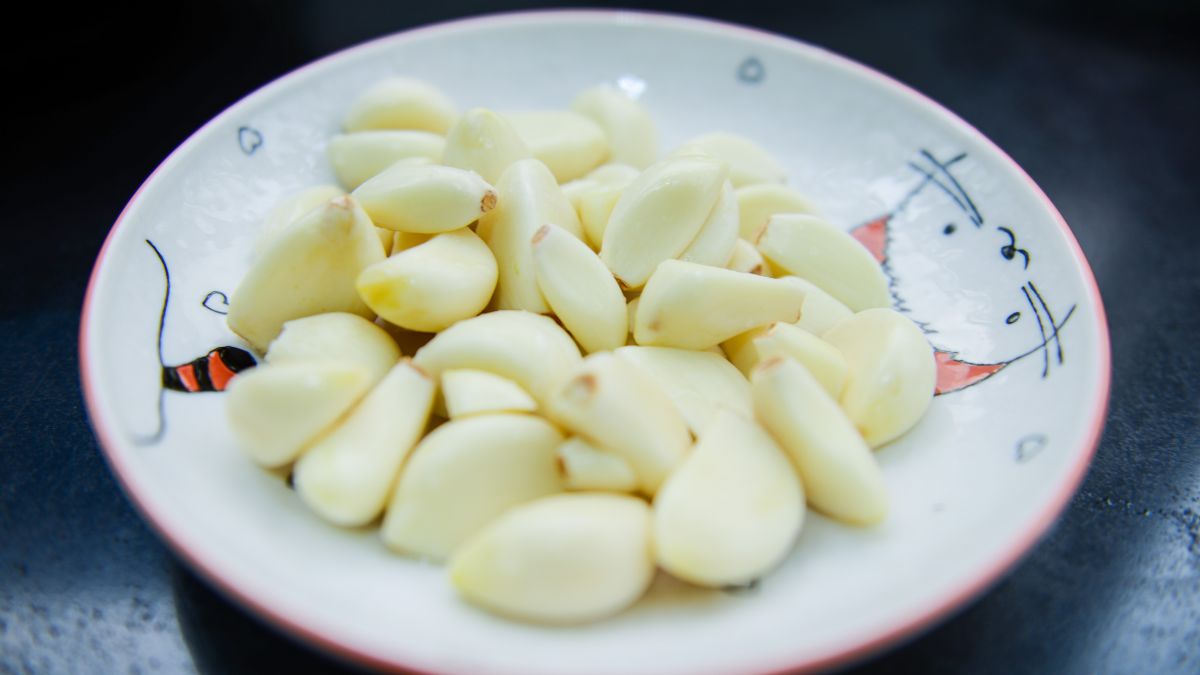 5 Incredible Benefits Of Eating Raw Garlic Cloves Everyday