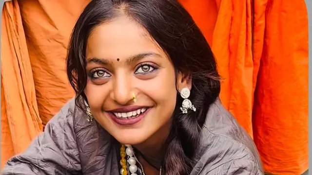 Mahakumbh Mela 2025: Monalisa Alleges Men Entered Her Tent For Photos ...