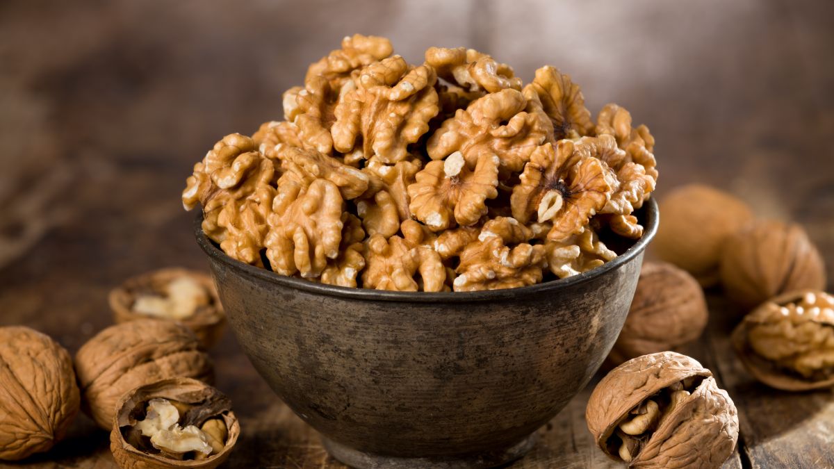 5 Astonishing Benefits Of Starting Your Day By Eating Soaked Walnuts