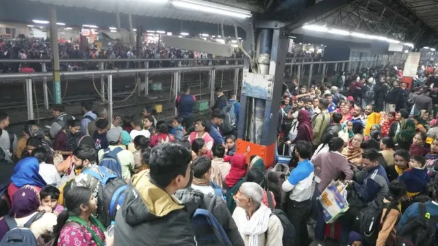 UP: Railways To Monitor Ticket Sales, Strengthen Crowd Control In ...