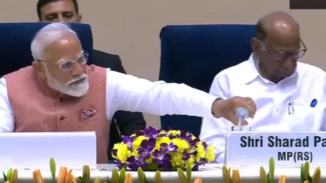PM Modi Helps Sharad Pawar To His Seat And Offers Water At Marathi ...