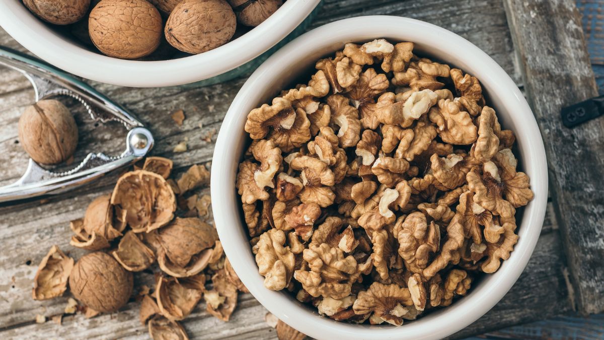 5 Healthy Ways To Eat Walnuts To Lower Cholesterol, Boost Brain Health ...