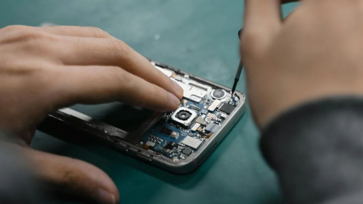 iPhone 16e Teardown Reveals Shocking Truth – Battery & Display Details ...