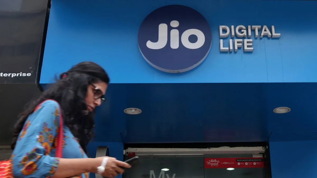 Best Reliance Jio Prepaid Mobile Recharge Plans Under ₹300 For 2025 ...