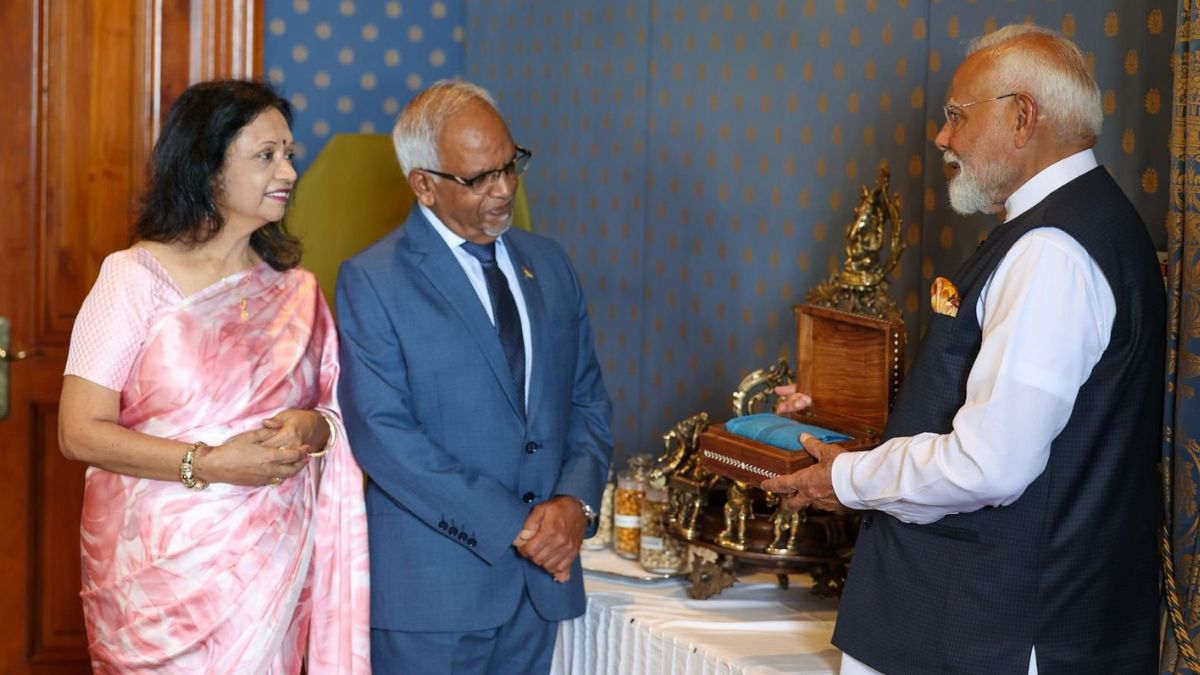 VIDEO: PM Modi Gifts Maha Kumbh Gangajal To Mauritius President ...