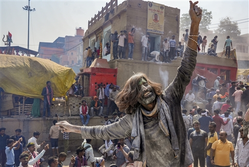 Masan Holi 2025: Sadhus' Festival Celebrations With Sacred 'Bhasma' In ...