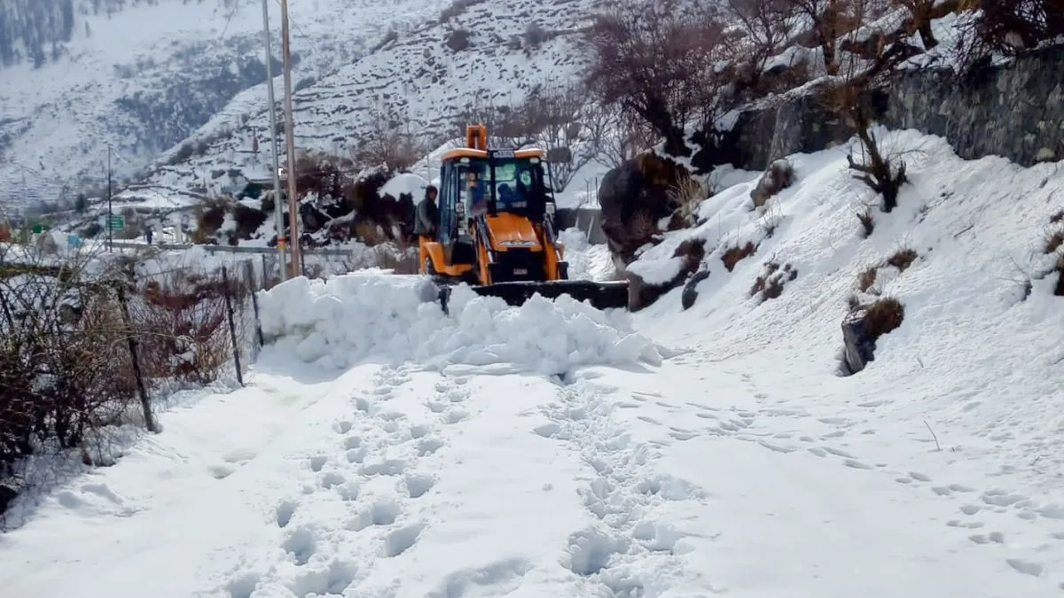 Uttarakhand Weather: Heavy Snowfall Blocks Highways, Key Routes; Will ...