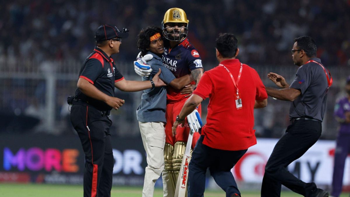 IPL 2025: Fan Rushes Onto Pitch To Touch Virat Kohli's Feet, Hug Him During KKR vs RCB Clash In ...