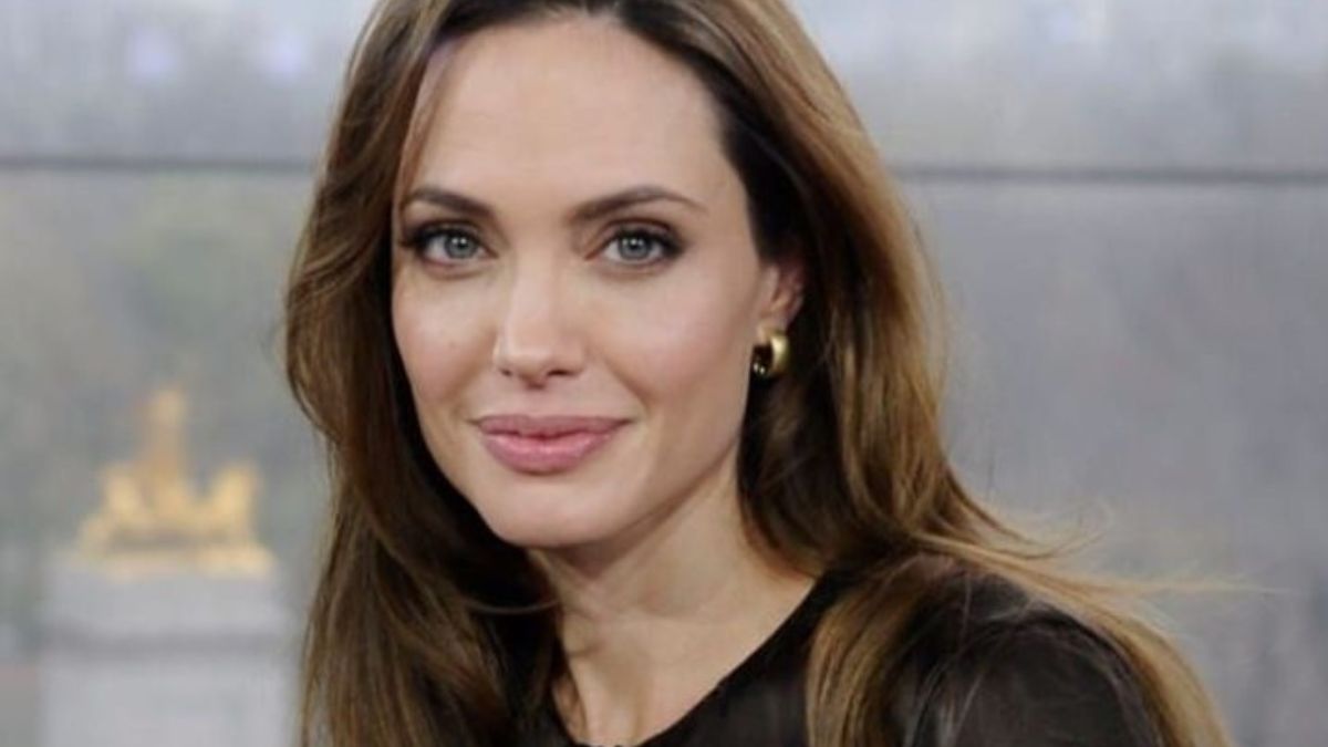 5 Makeup Tips To Get Chiselled Cheekbones Like Angelina Jolie