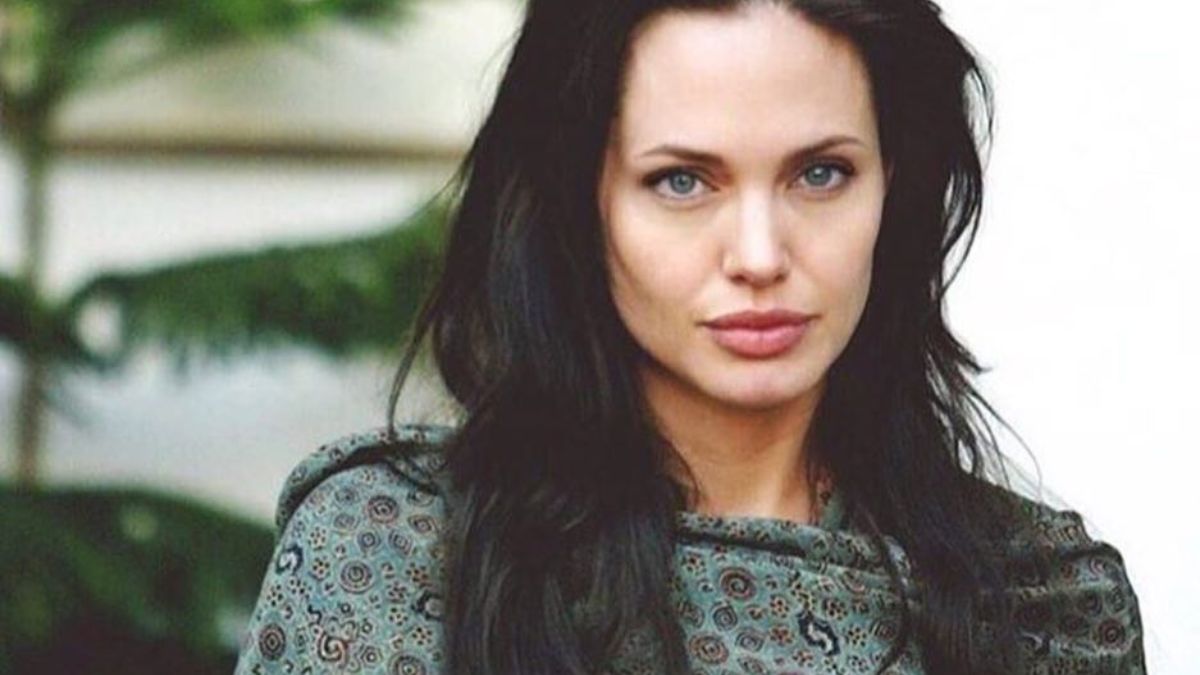 5 Makeup Tips To Get Chiselled Cheekbones Like Angelina Jolie