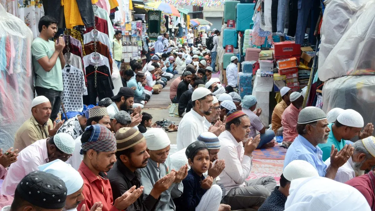 UP: Police To Crack Down On Roadside Namaz Ahead Of Eid-ul-Fitr, Warns ...