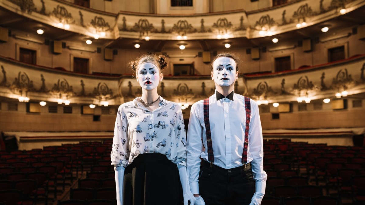 Theatre In The Digital Age: A New Stage For Artistic Expression On ...