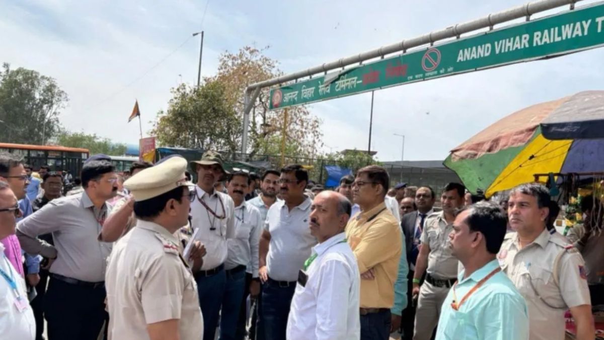 Anand Vihar Traffic Update: Railway Station Exit Gates See Congestion ...