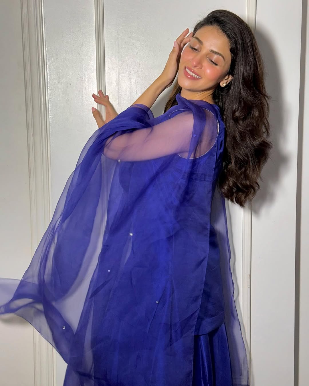 10 Elegant Pose Ideas For Eid Inspired By Pakistani Actresses Hania ...