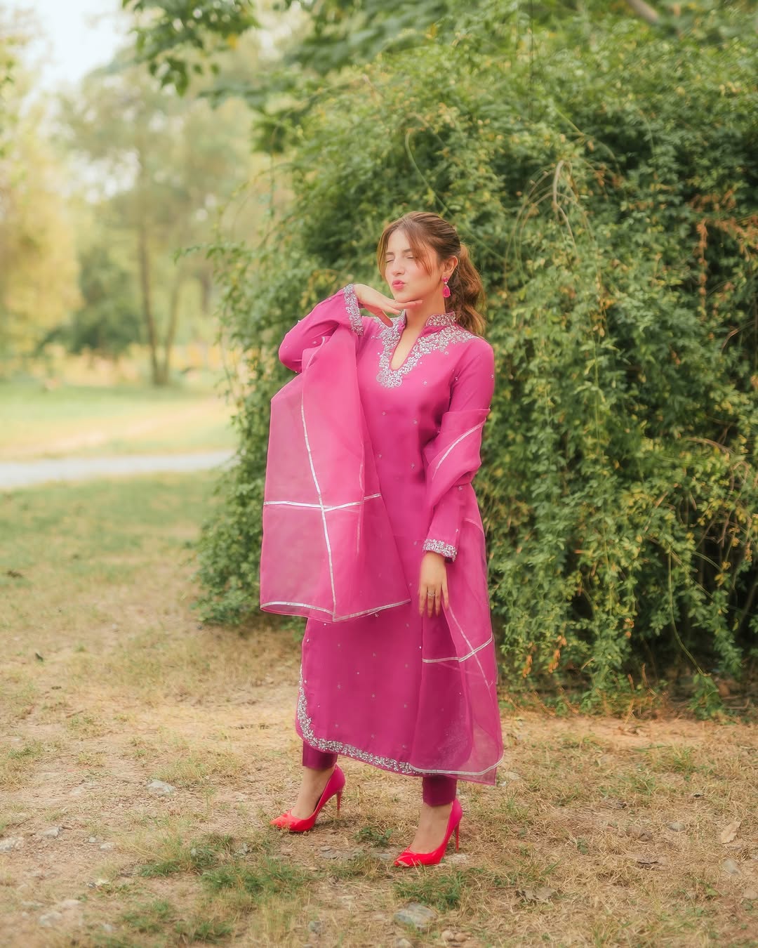 10 Elegant Pose Ideas For Eid Inspired By Pakistani Actresses Hania ...