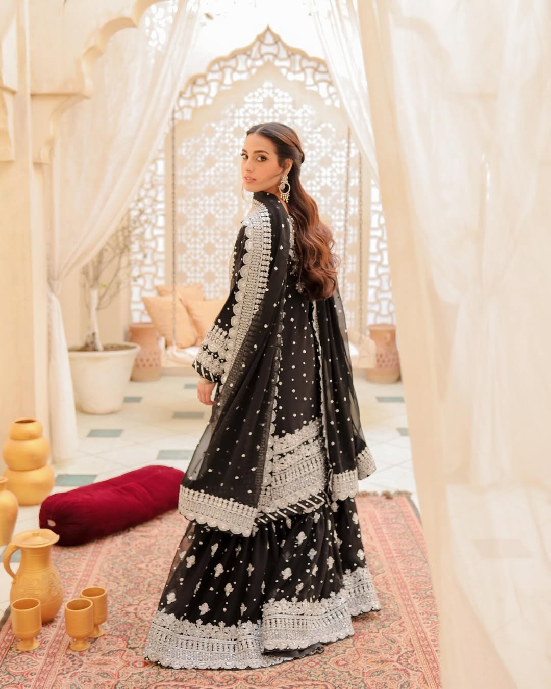 10 Elegant Pose Ideas For Eid Inspired By Pakistani Actresses Hania ...