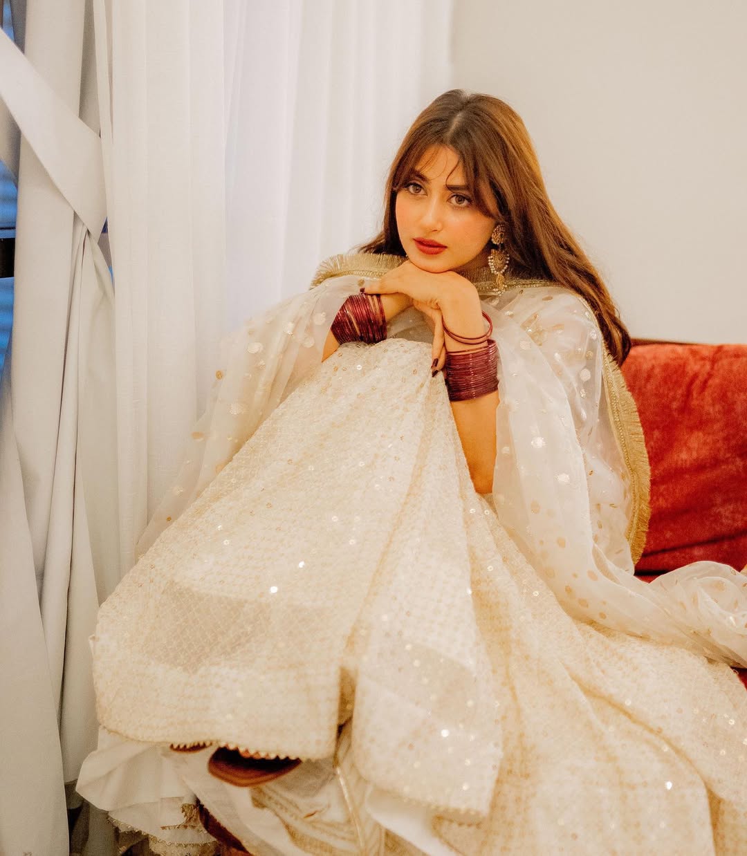 10 Elegant Pose Ideas For Eid Inspired By Pakistani Actresses Hania ...