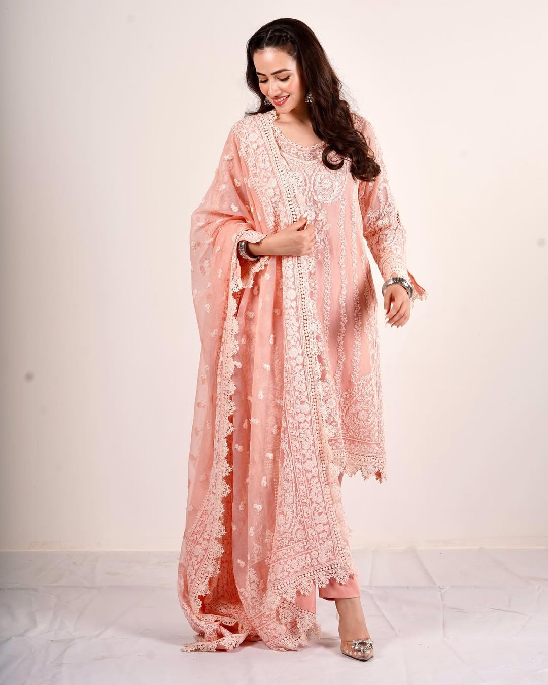 10 Elegant Pose Ideas For Eid Inspired By Pakistani Actresses Hania ...