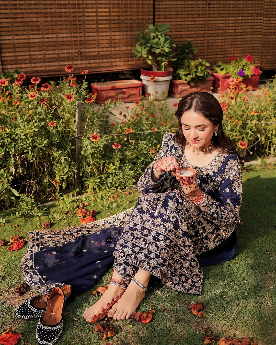 10 Elegant Pose Ideas For Eid Inspired By Pakistani Actresses Hania ...
