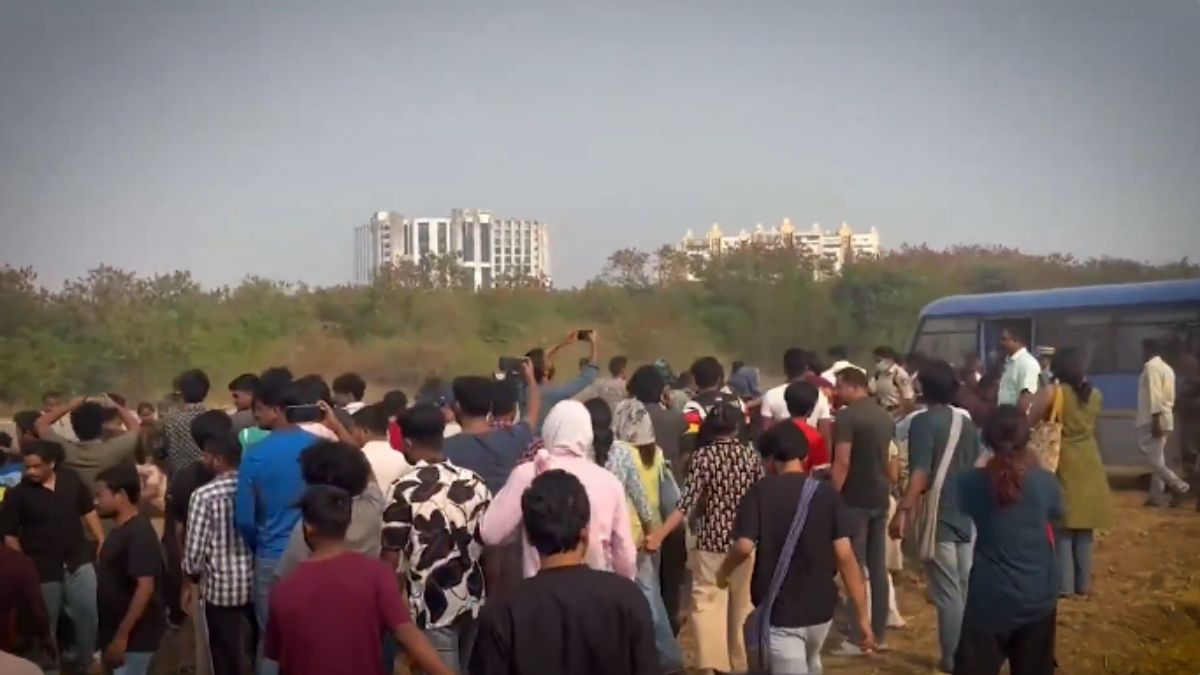 Hyderabad University Students Protest Against Land Auction By Govt In ...