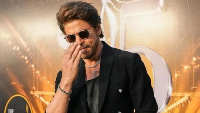 'Eid Mubarak Everyone': Shah Rukh Khan Sends 'Hugs And Warmth' To Fans ...