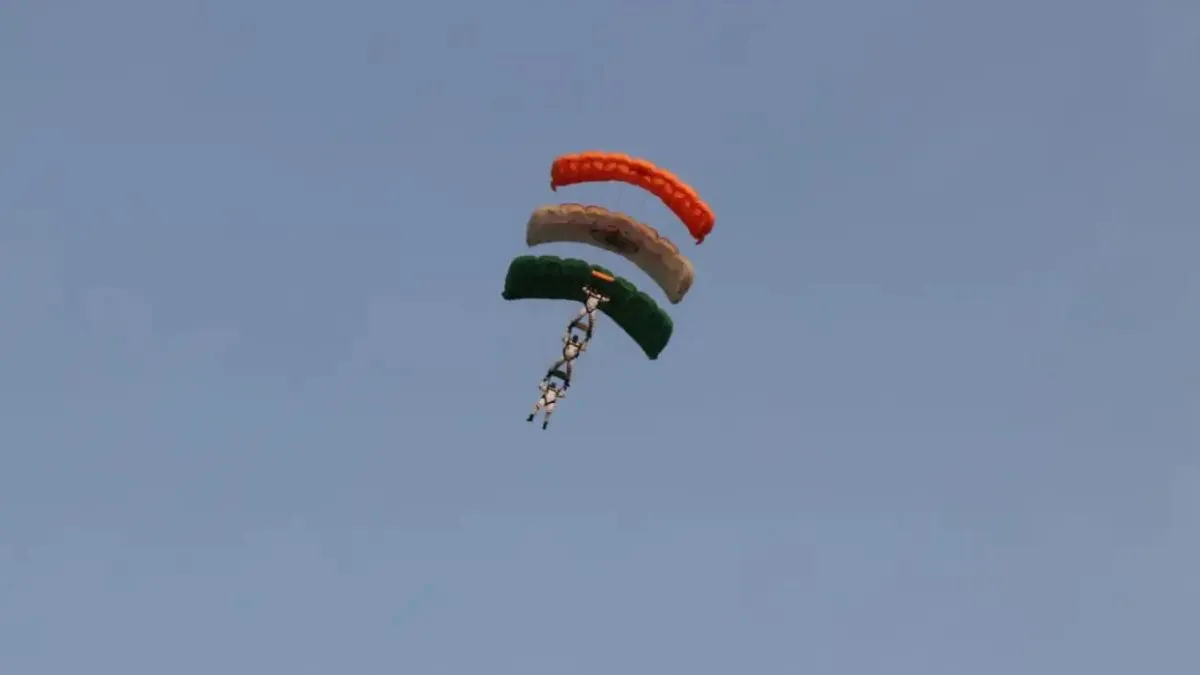 IAF Para Jump Instructor Dies During Skydiving Demo in Agra After ...