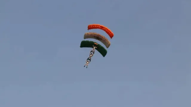IAF Para Jump Instructor Dies During Skydiving Demo in Agra After ...