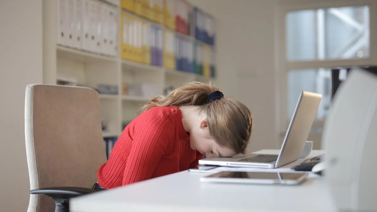 Feeling Sleepy During Daytime? 6 Smart Tips To Stay Energised And Stay ...