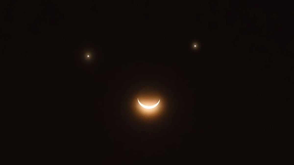 Cosmic Smiley: Rare Planetary Alignment Featuring Venus, Saturn, Moon ...