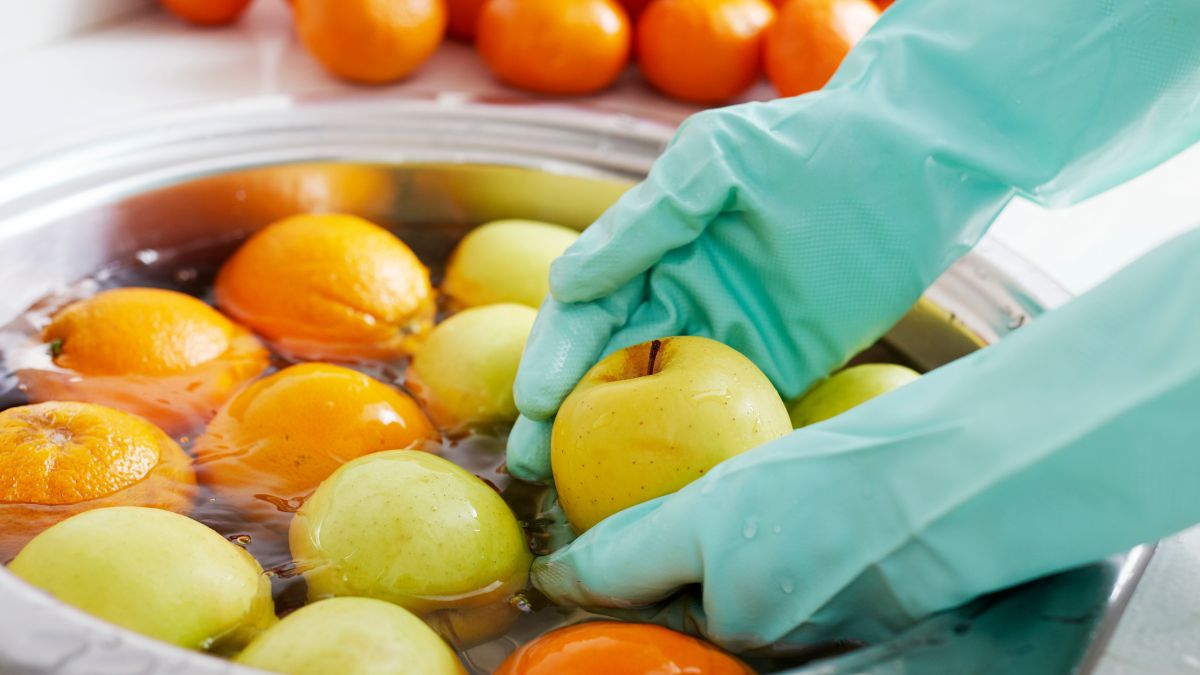 US Doctor Reveals The Best Method To Remove Pesticides From Fruits