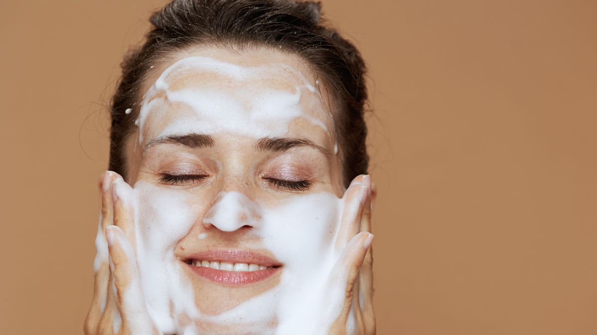 How To Select The Right Face Wash For Your Skin Type? 5 Key Tips To Follow