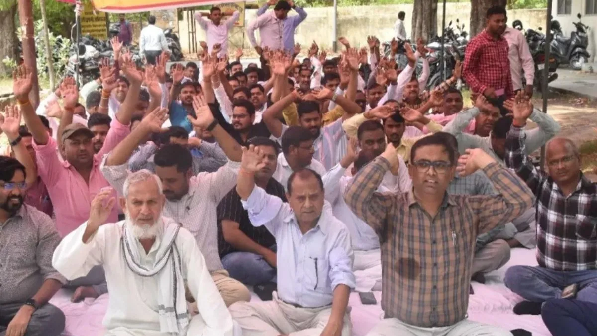 UPPCL Employees Hold Protest Against Privatisation Of Electricity Board ...
