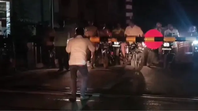 E-Rickshaw Gets Stuck On UP Rail Track After Risky Crossing Attempt ...