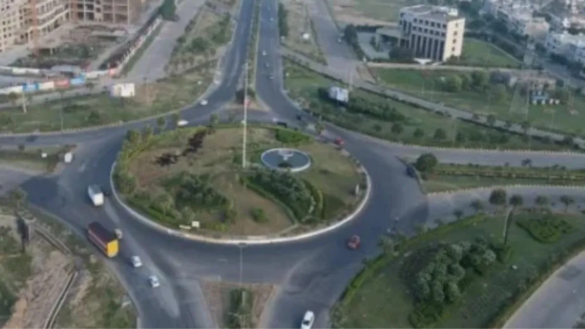 Greater Noida: Traffic Diversion Implemented At Gaur Chowk For Six-Lane ...