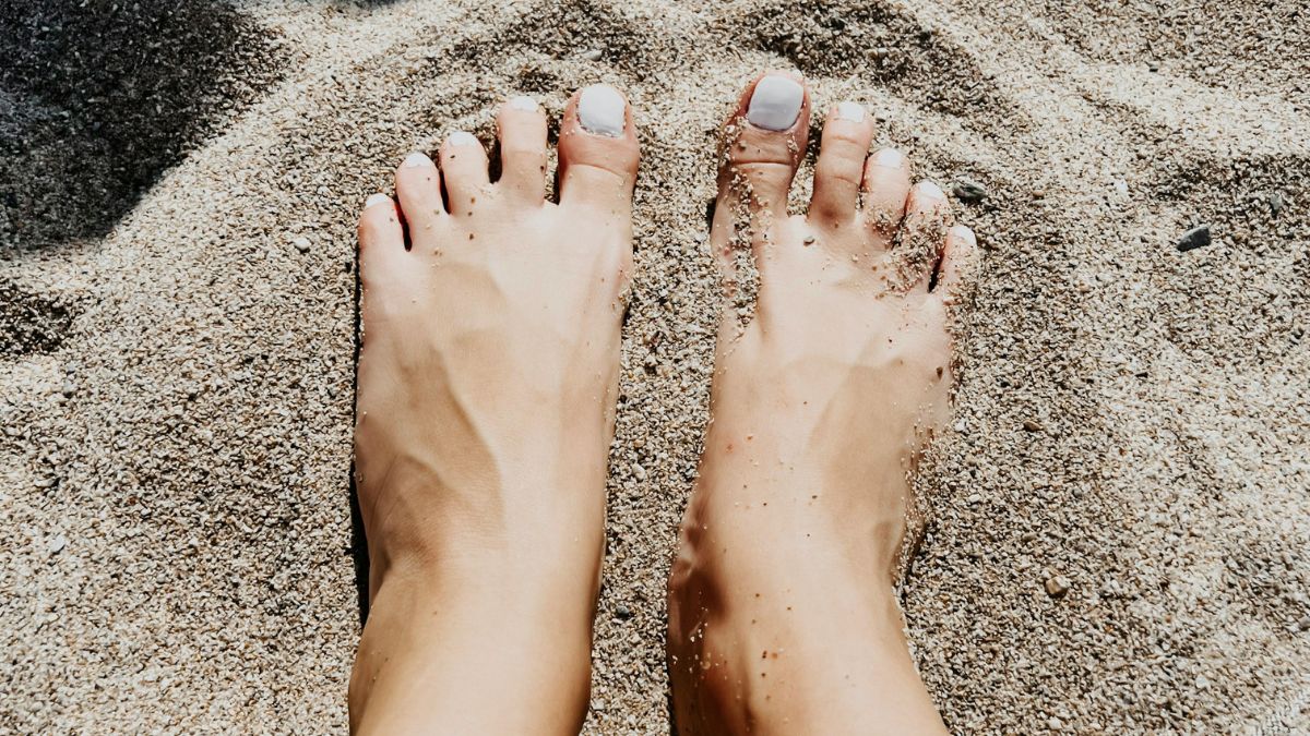 5 Home Remedies To Say Goodbye To Tanned Feet For Brighter Skin
