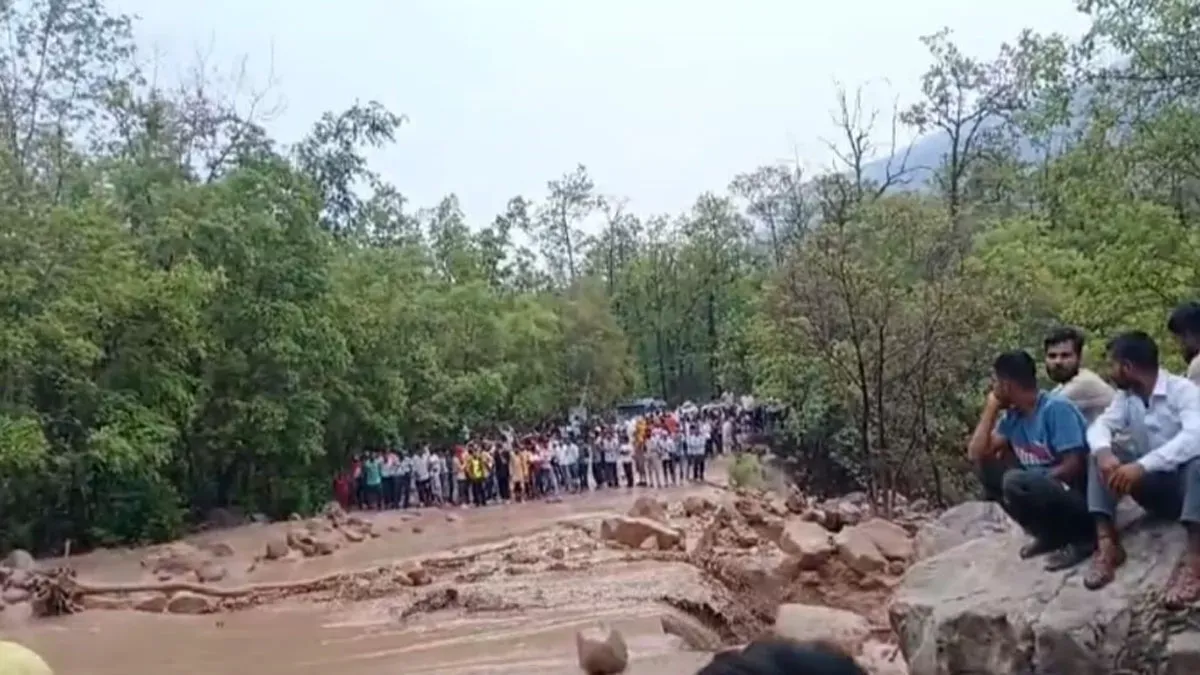 Corbett National Park Drain Overflow: Tourists Trapped in Jeeps ...