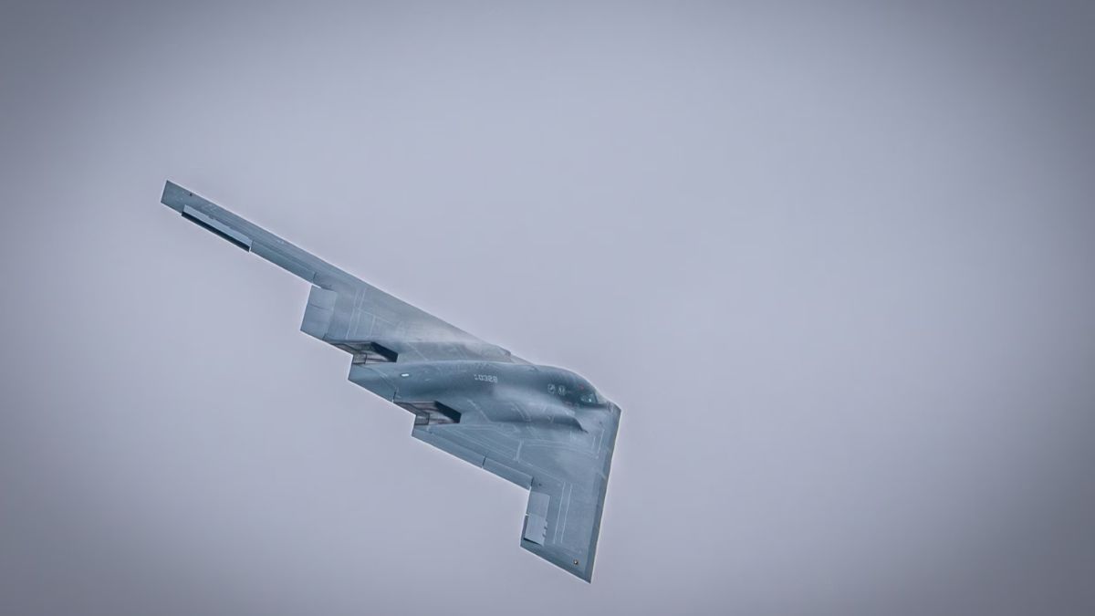 Inside America’s B-2 Stealth Bombers: Toilets, Microwaves, Mini Fridges ...