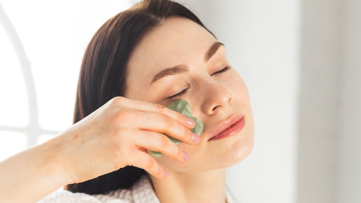 How To Use Gua Sha For Eyes? Benefits, Techniques And What Not To Do