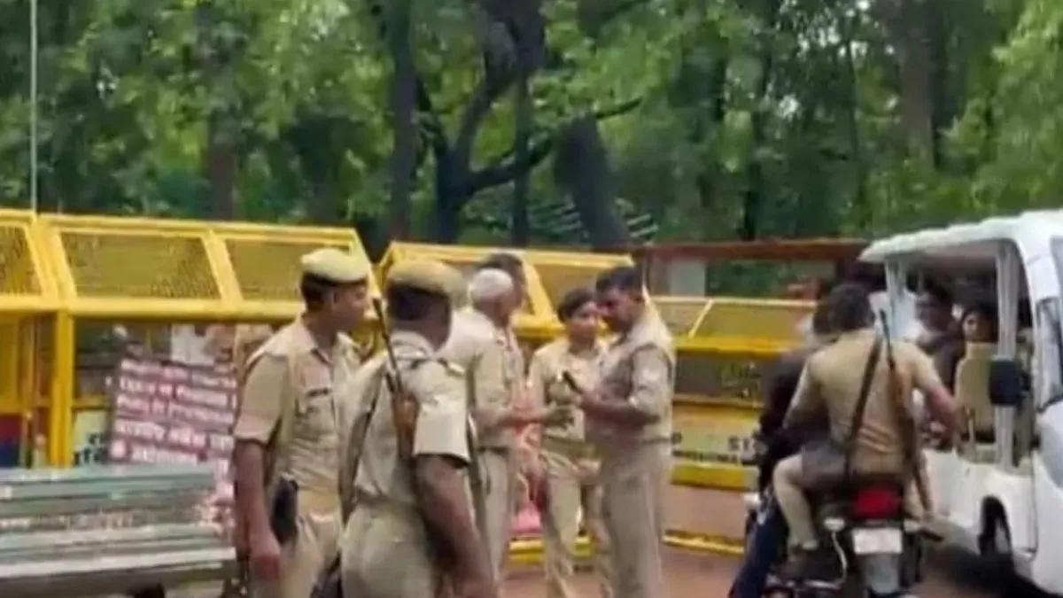 UP: Miscreants Try To Enter Restricted Area Near Taj Mahal, Fire Shots ...