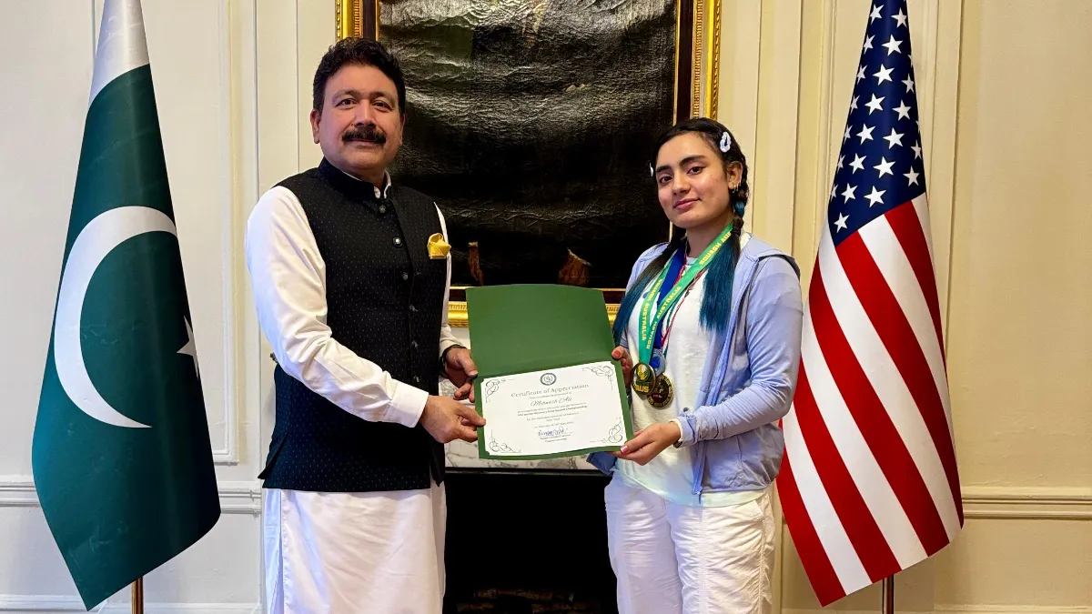 Pakistan Squash Player Shows 'Middle-Finger' To Opponent, Refuses To ...